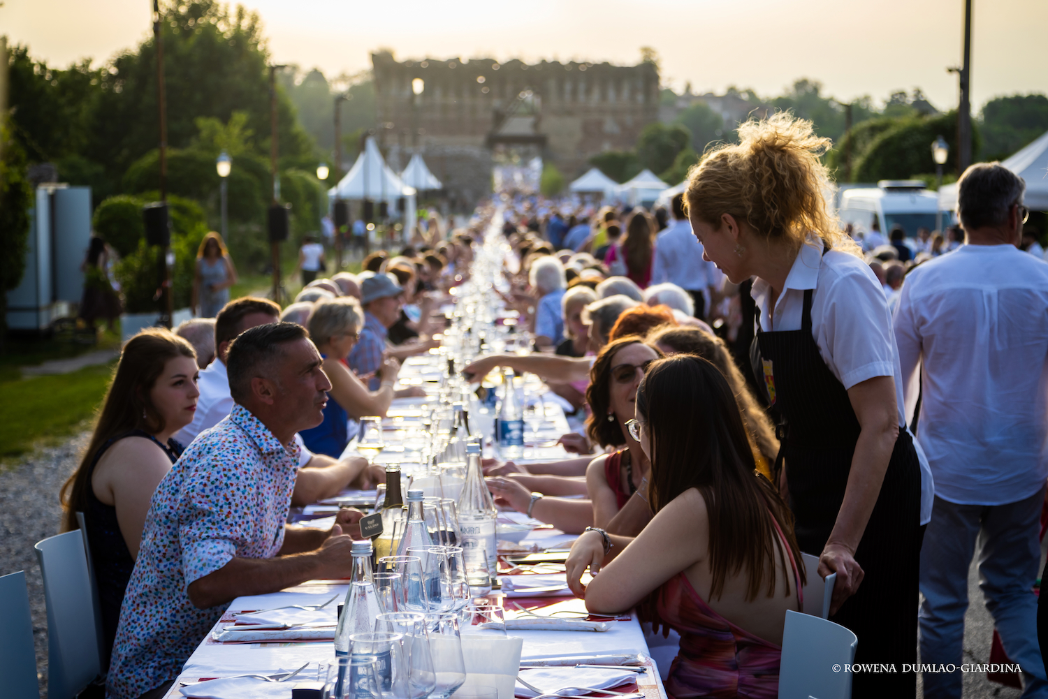 Festa del Nodo d'Amore: A Spectacular 1,300 Meter Long Dinner Table on ...